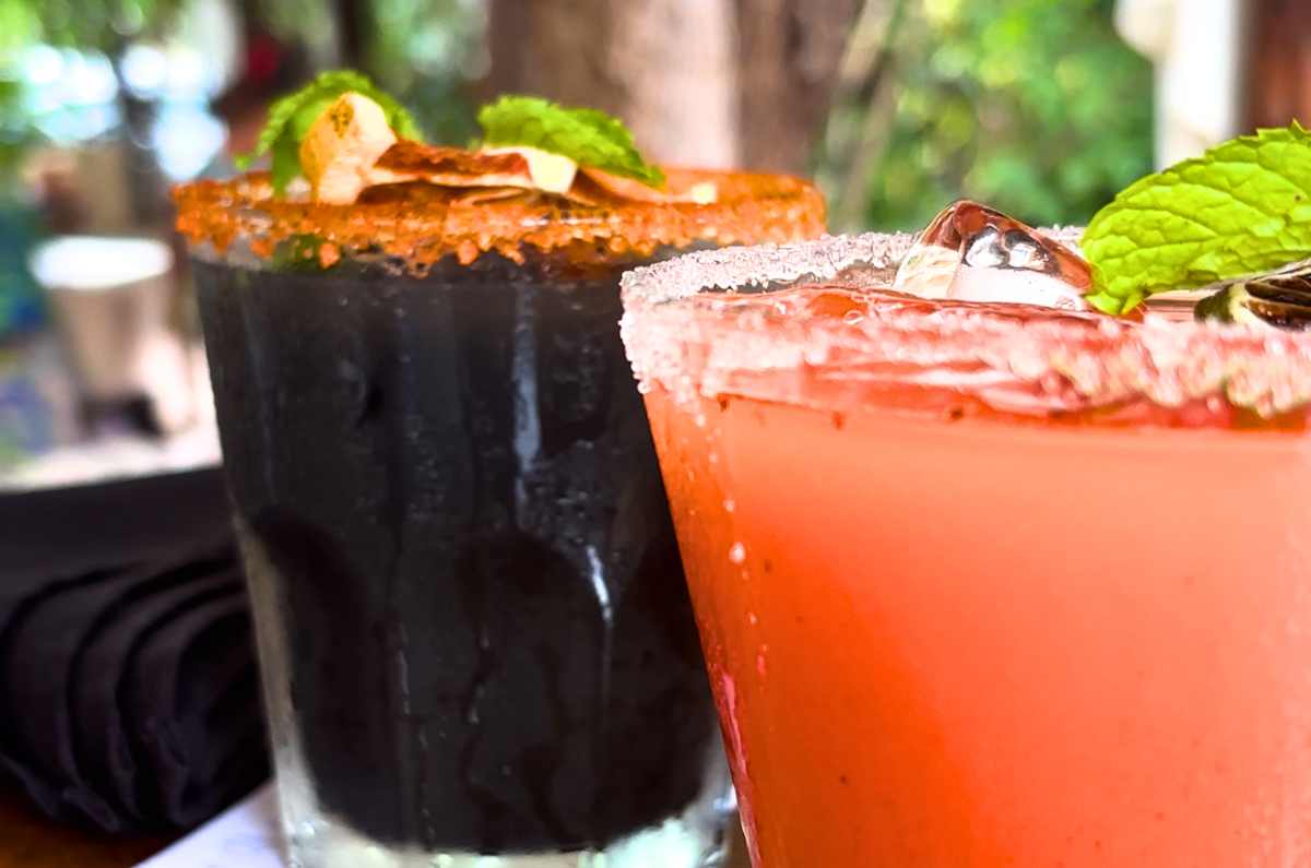¿Un cóctel de recado negro? Si existe y lo probamos en Yucatán