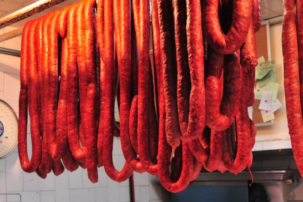 ¿Cómo se debe guardar el chorizo fresco para alargar su vida útil?